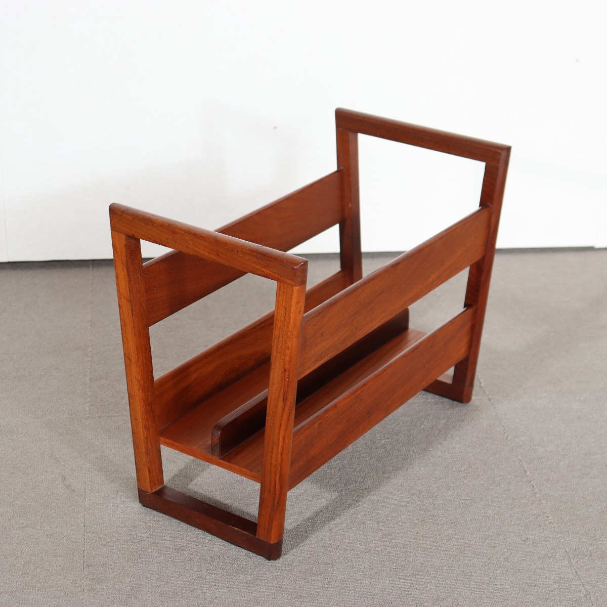 【送料込み】【家具の国にいたページの守り人のお話】 ガイロジャース GUY ROGERS マガジンラック チーク材 商品番号29068